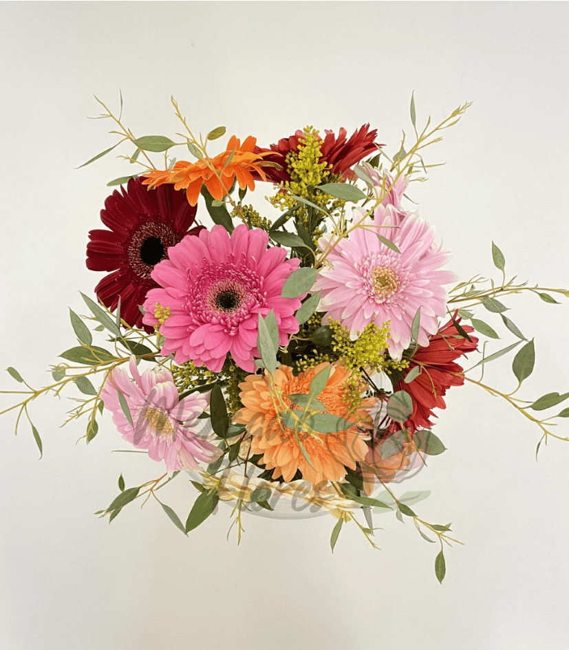 10 Gerberas mix en Florero. - Flor y Estilo