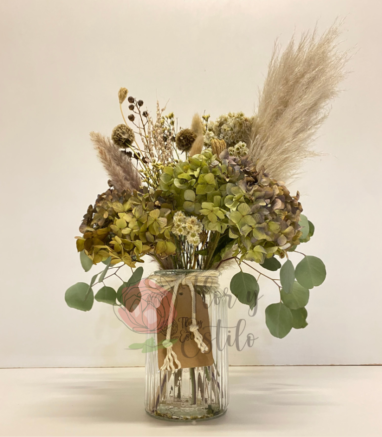 Florero Jacinta. Hortensias y cola de zorro en florero. - Flor y Estilo