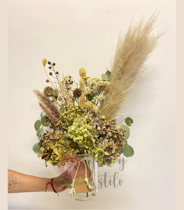 Florero Jacinta. Hortensias y cola de zorro en florero. - Flor y Estilo