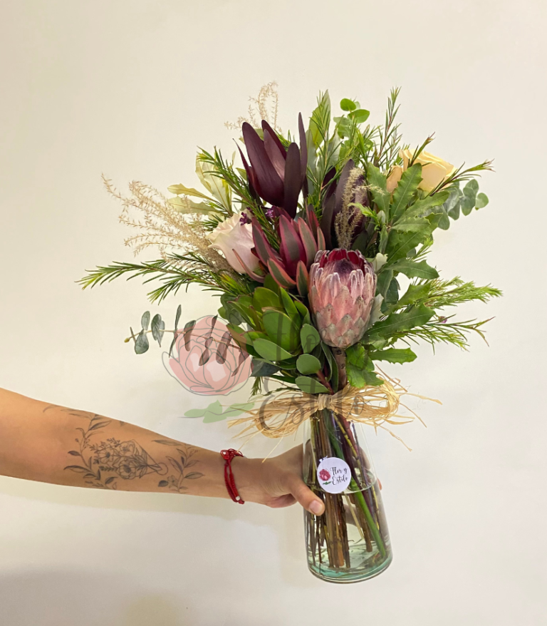 Florero Mirta. Follaje y rosas en florero. - Flor y Estilo